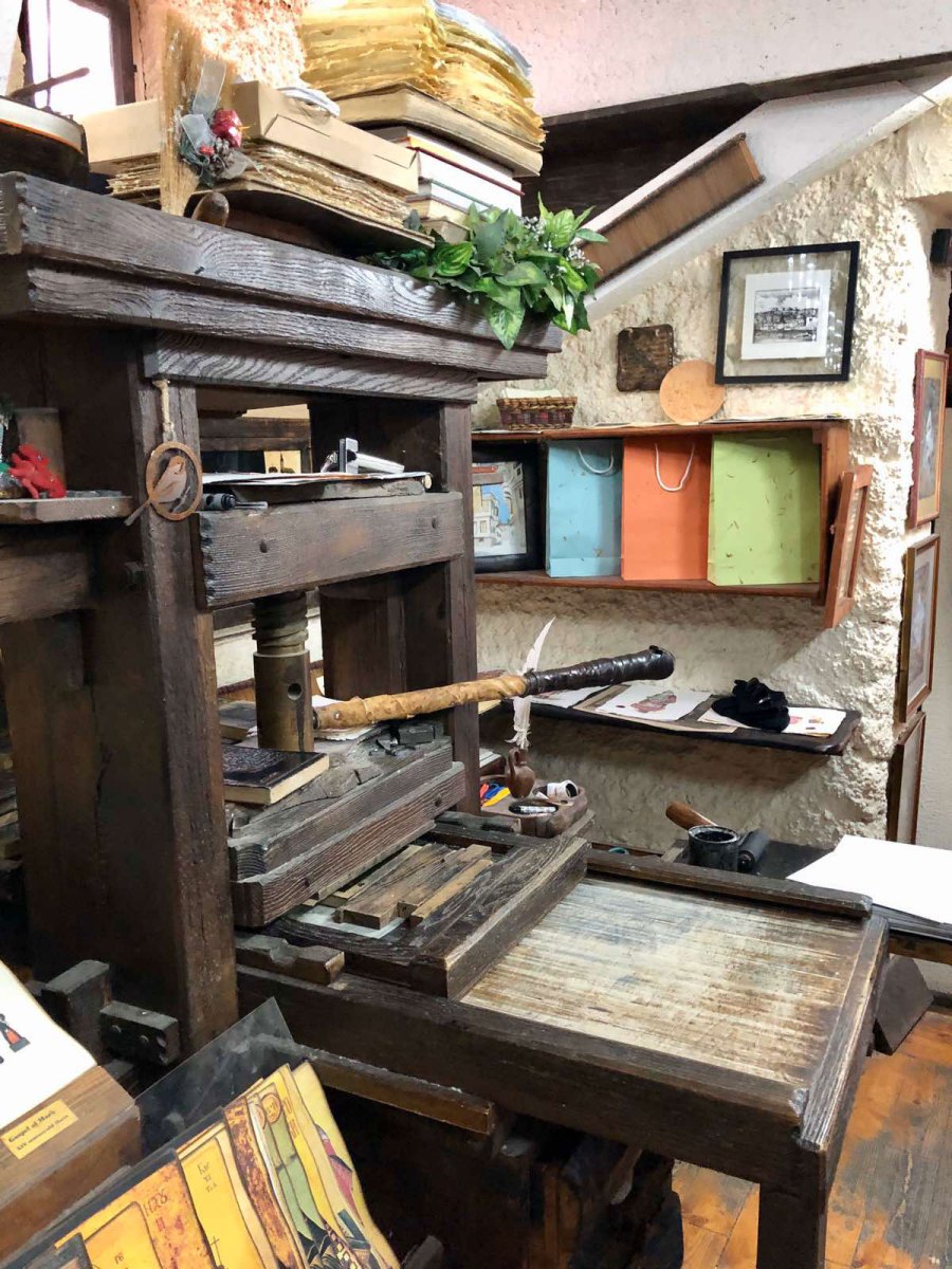 Откривме: Во Охрид има работилница за рачна изработка на хартија – Kufer.mk