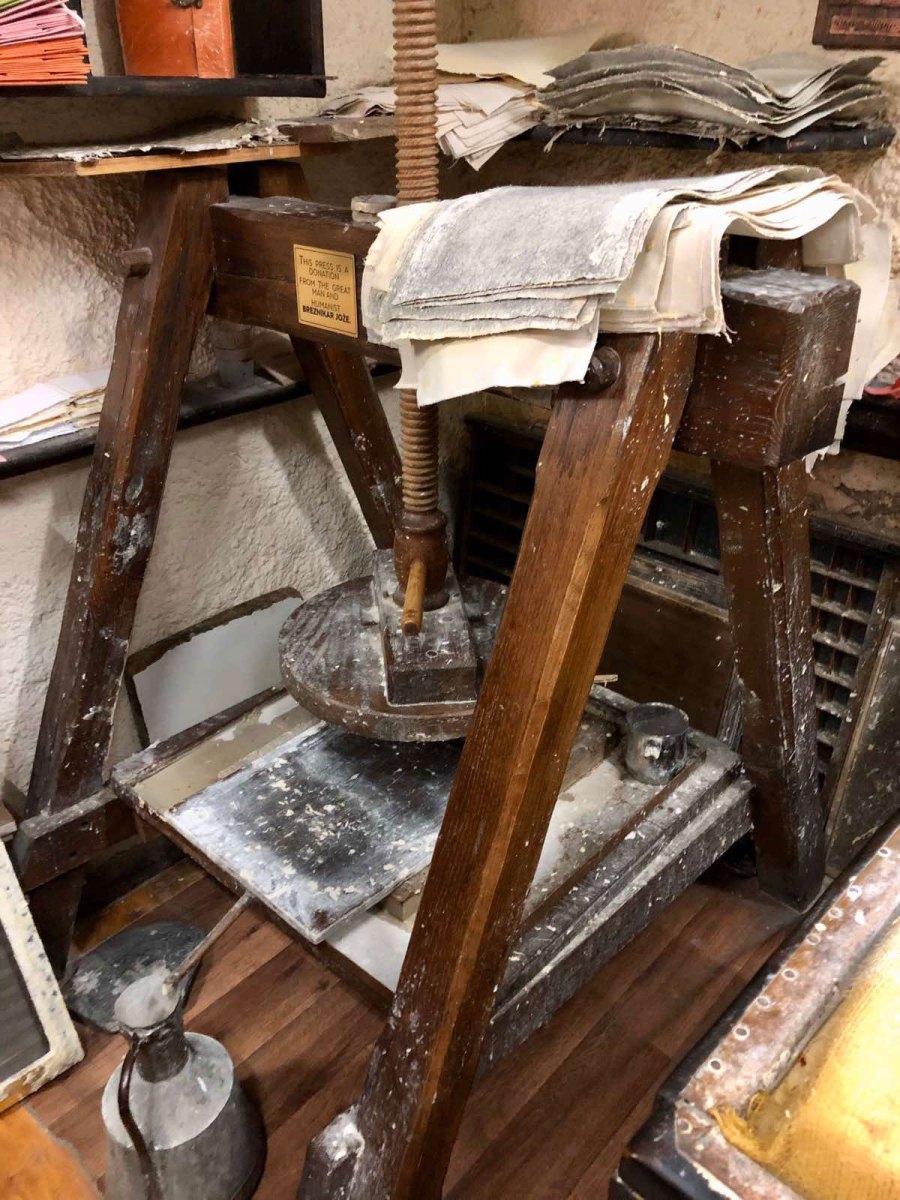 Откривме: Во Охрид има работилница за рачна изработка на хартија – Kufer.mk